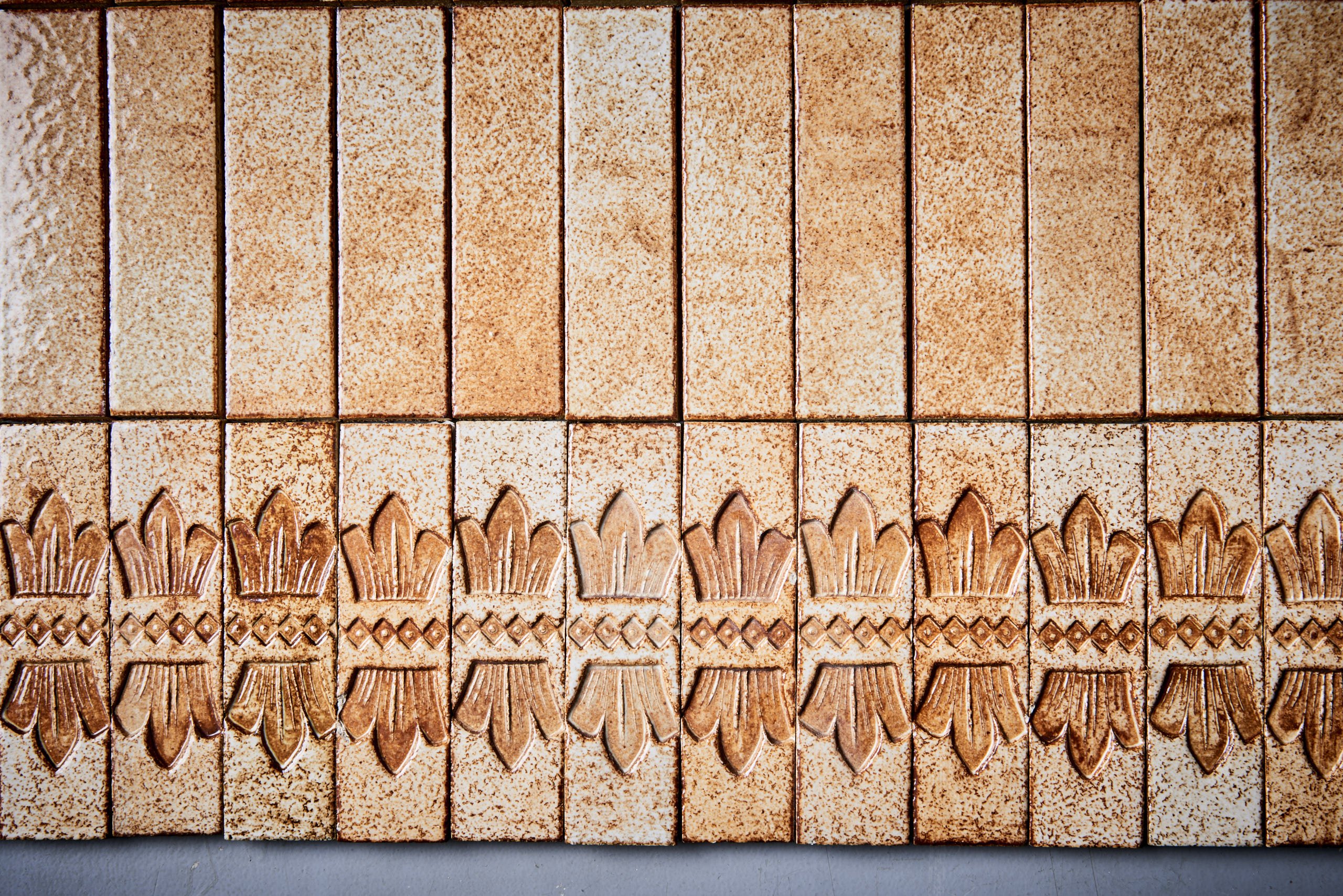 Roger Capron ceramic tiles with decor leaf in rectangular size